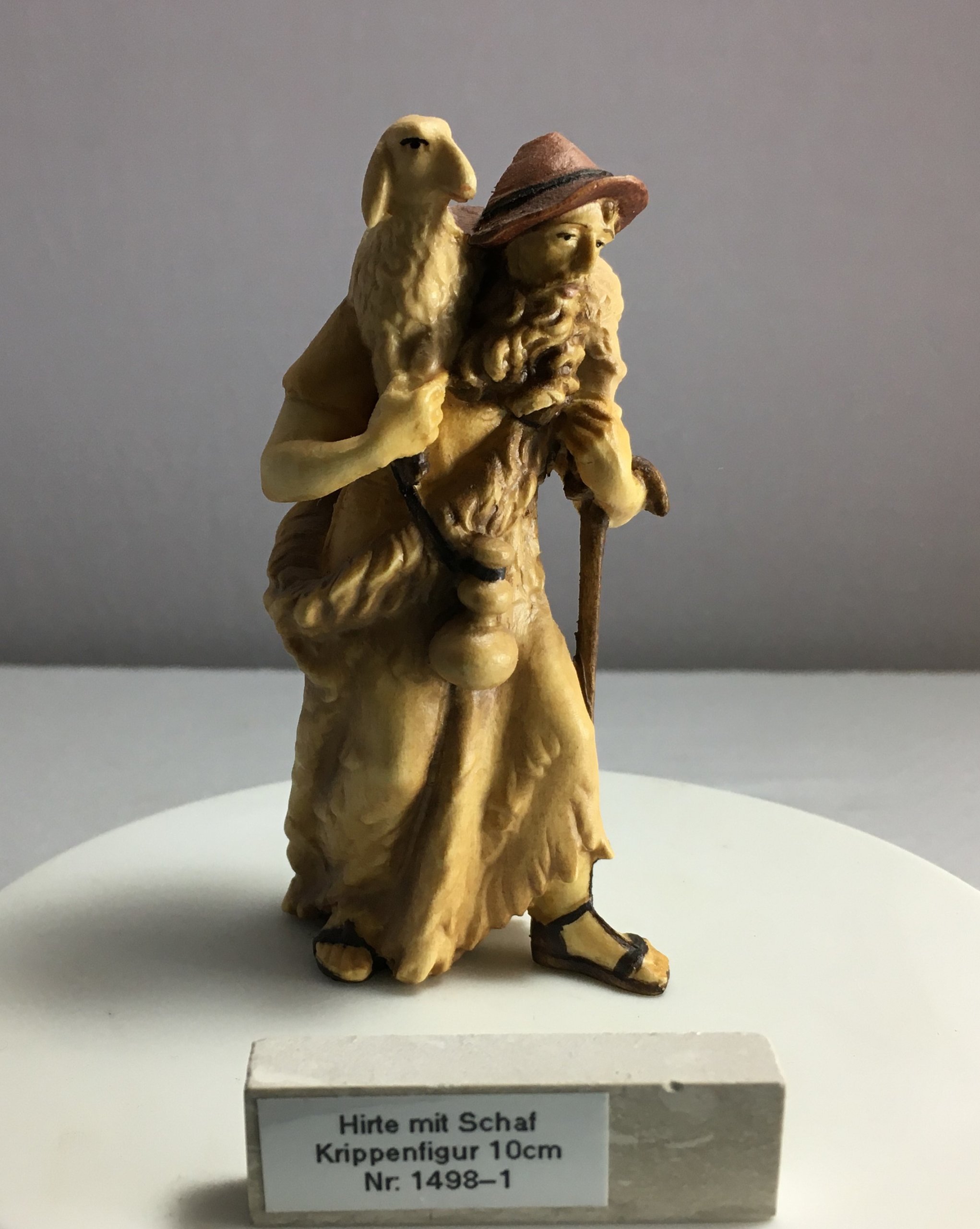 Krippenfigur aus Holz - Hirte mit Schaf • Kristallkeller Leogang