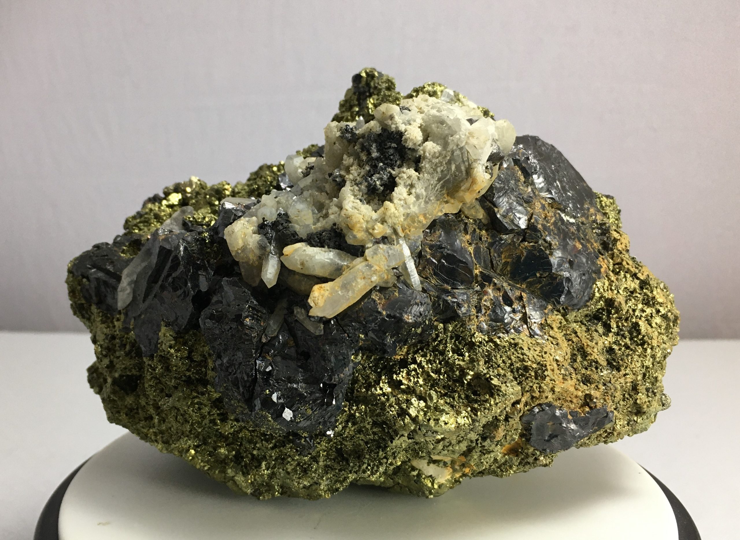 Pyrit mit Calcit und Galenit aus Dalnegorsk. • Kristallkeller Leogang